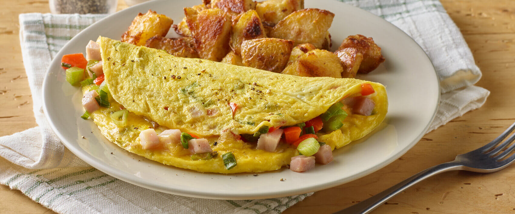Western Omelet with Crispy Breakfast Potatoes - HORMEL® CURE 81® Ham